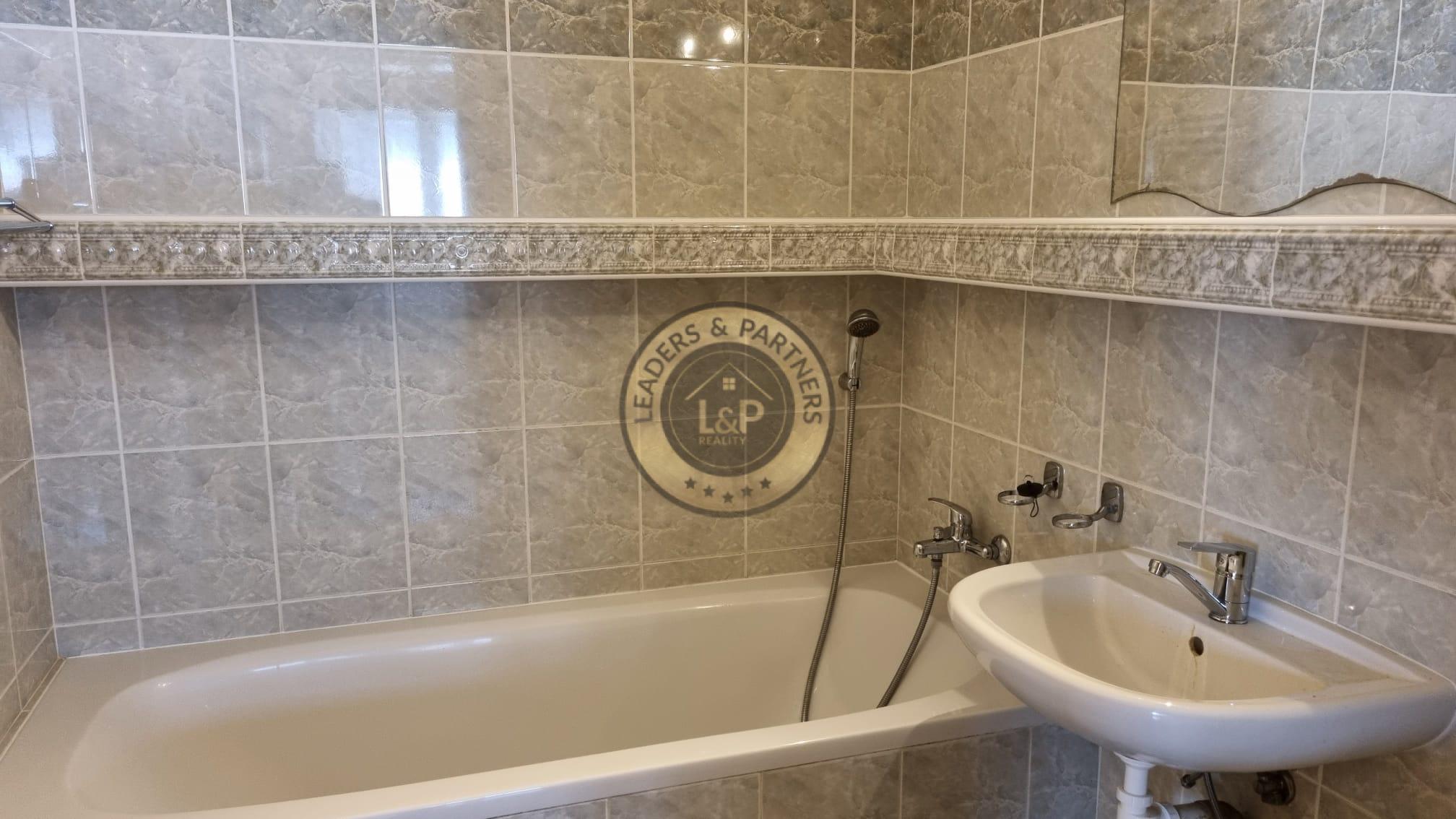 REZERVOVANÝ!!!!!PREDAJ 2izb BYT FAREBNÁ ul. ROVINKA garážové parkovacie ...